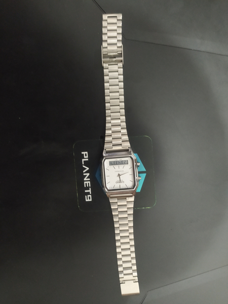 Casio soati 2 xil turda soatni ko'rsatadi