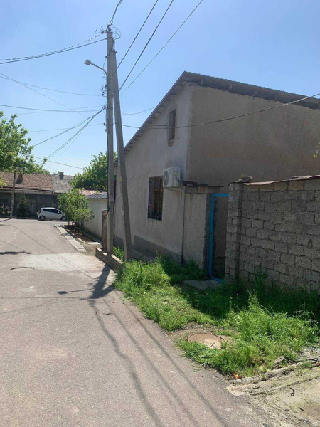 Хозяин продает дом с участком. Площадь участка 2.8 соток.