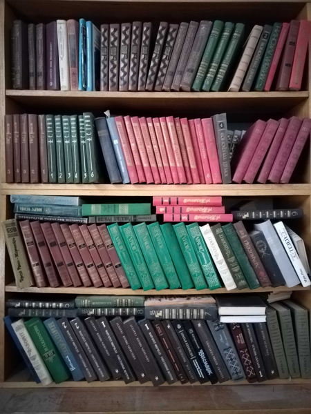 продаются книги по 5 тыс сум за одну