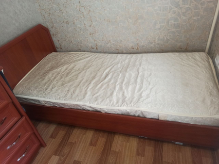 Продаётся односпальная кровать вместе с матрасом