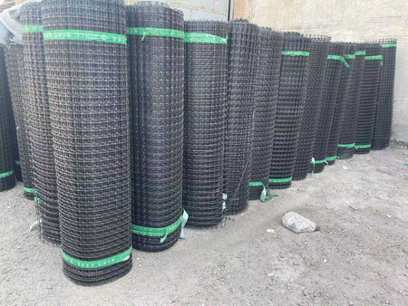 Qora plastikoviy setka