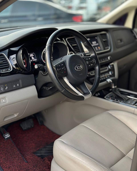 Аренда авто с водителям Kia Carnivar
