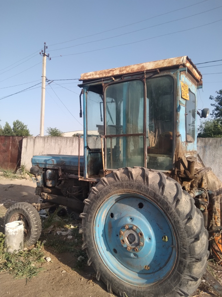 Traktor sotiladi