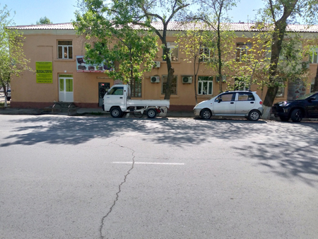 УВД светофор ёниндаки домда 1-этажда 3 хонали квартира сотилади