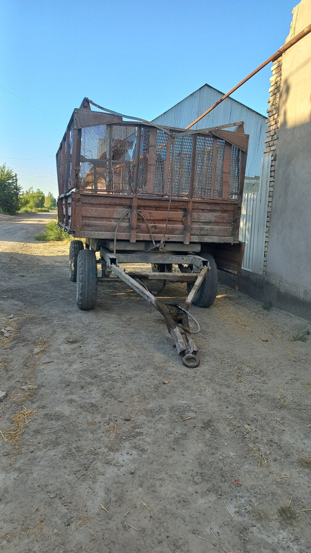Traktor va prisep sotiladi