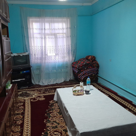 Urganch shahrida 3 xonali uy, balqoni bilan sotiladi