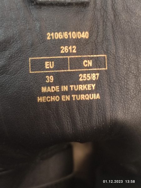 Продаются женские ботинки.