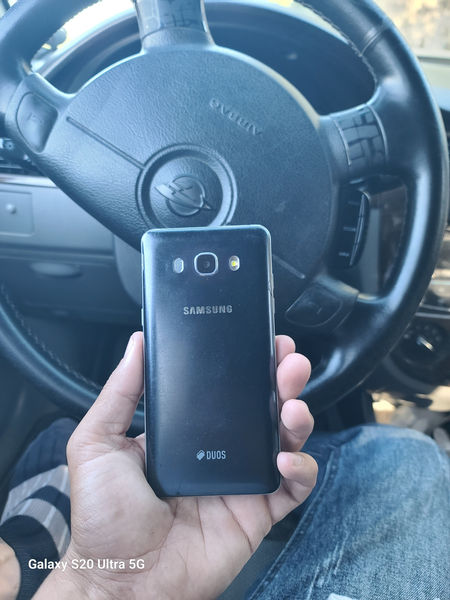 Samsung J5 2016 .