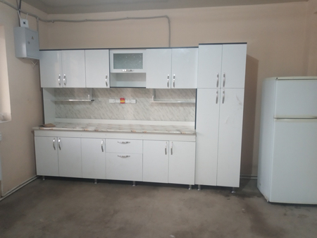 Kuhinni mebel laminat akril