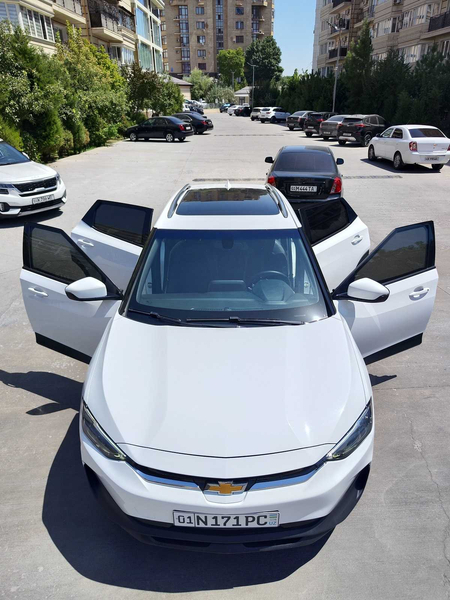 Chevrolet Menlo электромобиль белый 2021