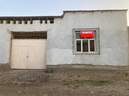 Hovli sotliadi Yangi-ariqda, yangi ariqga kirishda ko'chani labida