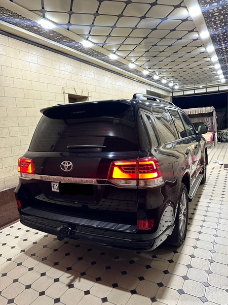 Toyota 200 qora 2019-yil
