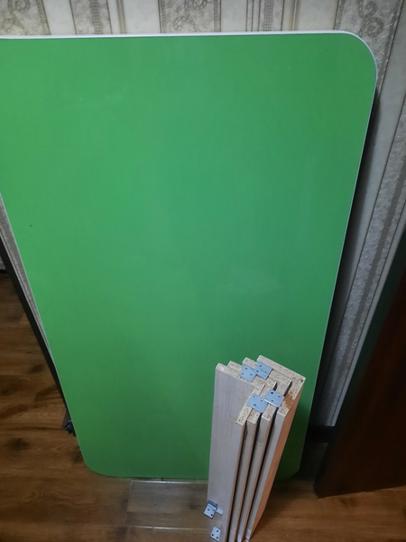 Продаю стол б/у невысокий