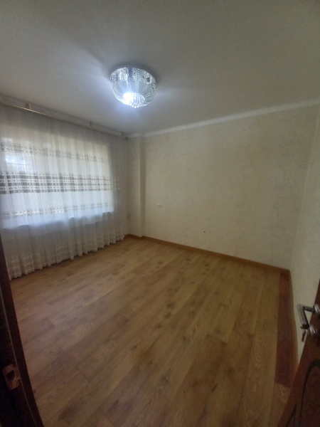продаётся 2х ком квартира в чирчике 1 этаж дом кирпичный 8мкн