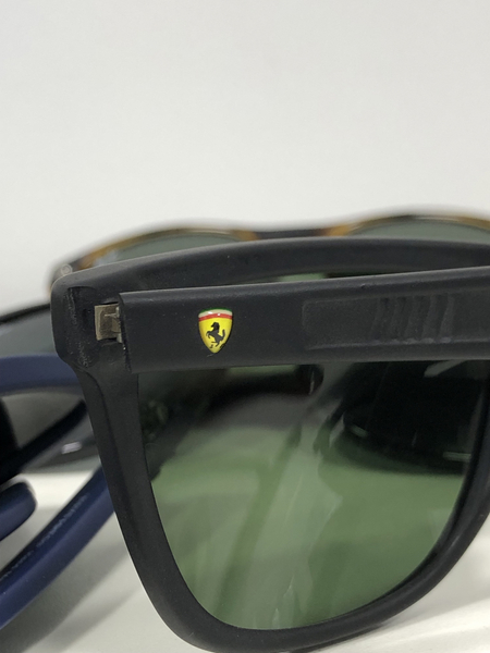 Очки от бренда Ray Ban