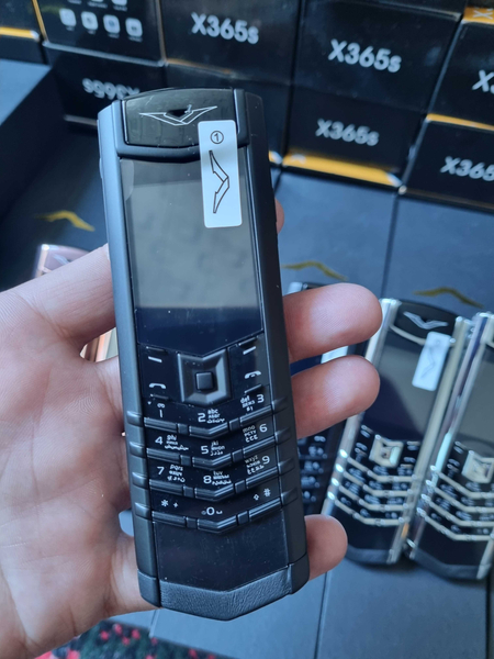 Vertu tugmali telefon