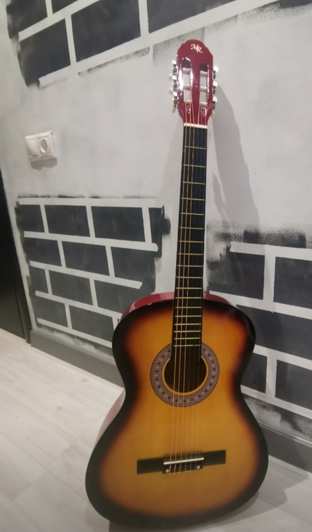 Продам свою классическую гитару Davinci с полным комплектом
