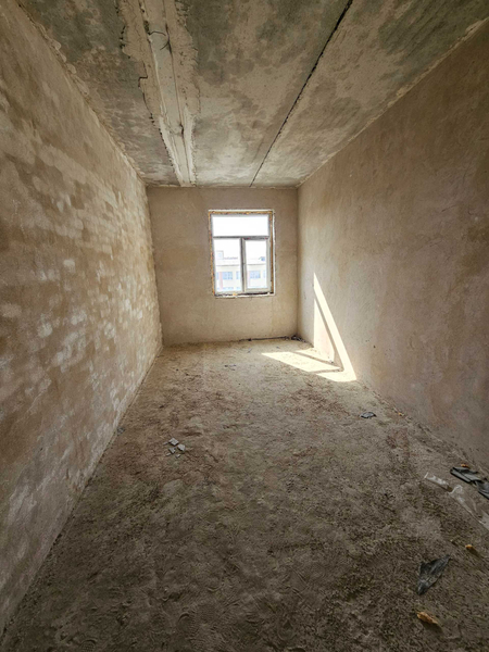 3 xonali 72m² 3-qavat sotiladi.