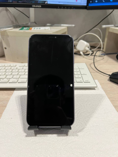 Iphone 11 sotilad xolat yaxsh ekran arginal taqlga feys yo tru ton bor