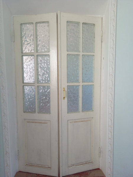 Eshik,dereza karobkasi bilan