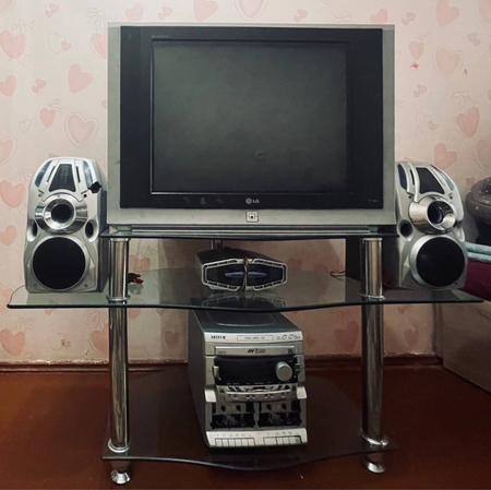 Продается тв original LG 72 подставка стеклянная и музыкальный центр.