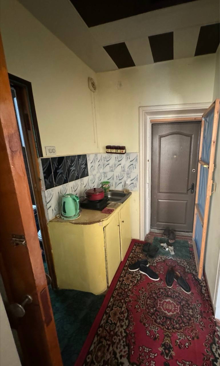 Прадаётся 1х 9микрарайоне Атс вдоль дороги мало семейка 1этаж