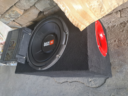 Продам сабвуфер JBL+уселител Kenwood 350w состояние отличное.