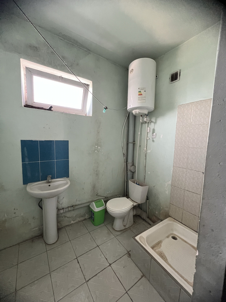 Yangiyol bitonka boyida 2 etajkali 1 etajida 3 xonali kvartira sotilad