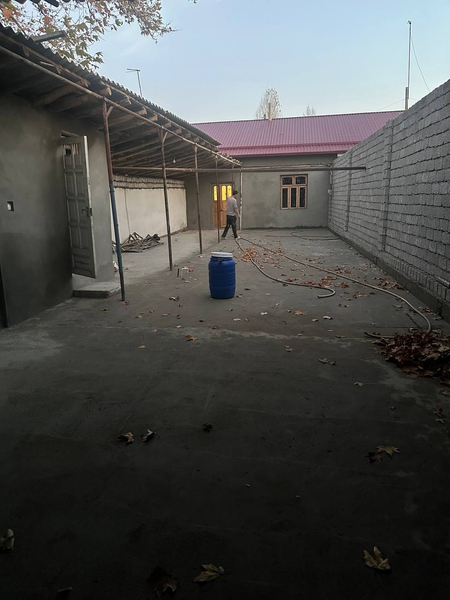 Уй сотилади Нурафшон шахрида