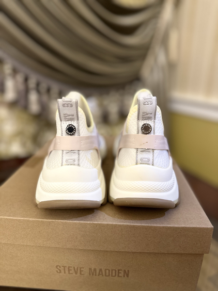 Кроссовки от фирмы “Steve Madden