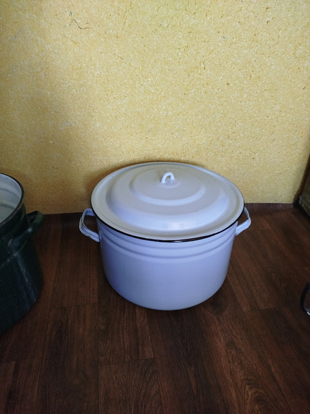 Продается эмалированная кастрюля