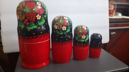 Красивые деревянные матрешки.