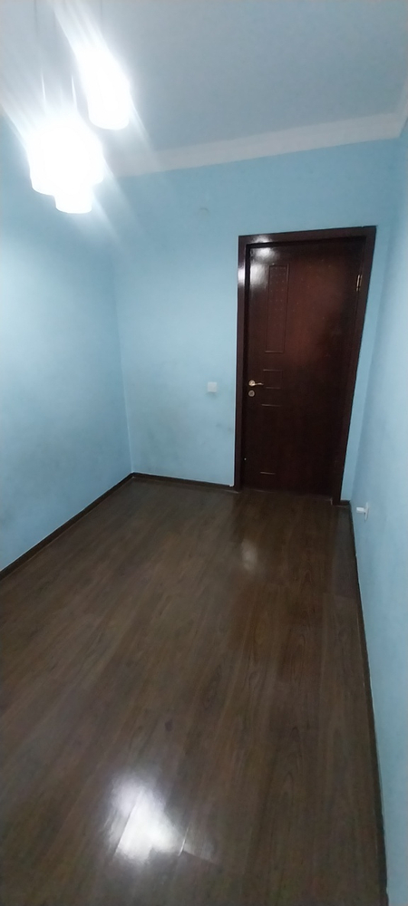 Sholkamatal roparasida 5 etajli domning 1 etajida 3 xonali kv sotiladi