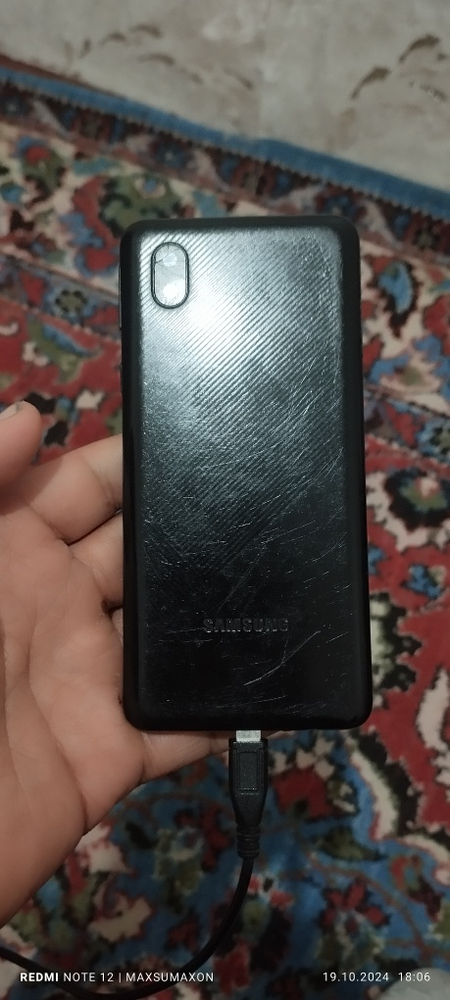 Telefon sotiladi Samsung 01 çore ayol kishi ishlatgan 350 ming kami yu