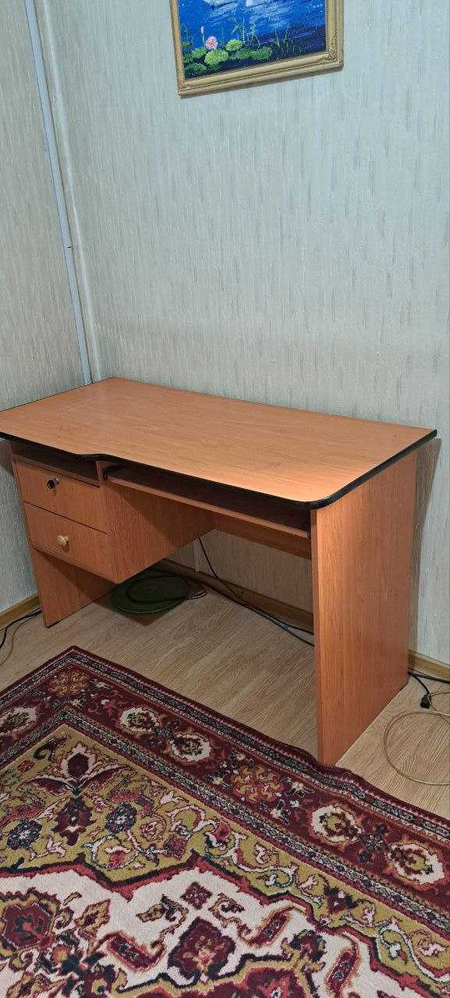 Стол письменный. Для работы и учёбы.