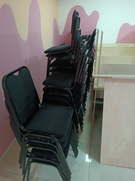 O'quv markaz uchun parta va stullar sotiladi
