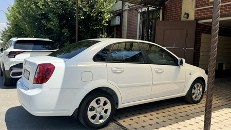 Lacetti (Gentra )Elegant plus sotiladi))