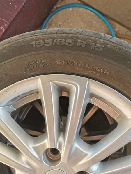 Продам диски с шинами, оригинал