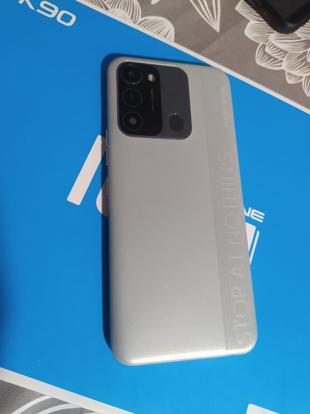 Срочно продаётся название texno Spark C8 память 4+1/64 защитник есть.