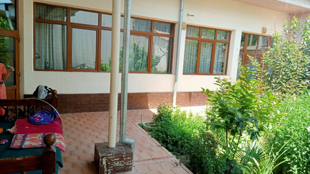 4-sotixli xovli srochna sotiladi Moʻljal General Uzoqov koʻchasi
