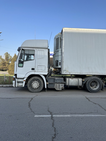 Шаланда IVECO Тягач Прицеп