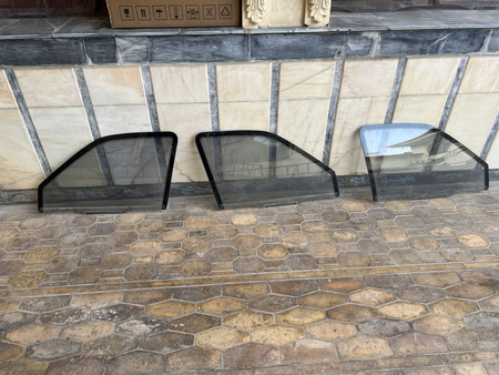 Doraglass sotiladi Nexia  2 ta komplekt