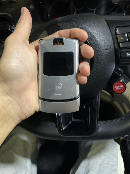 Motorolla rezr 3 sim oqiydi