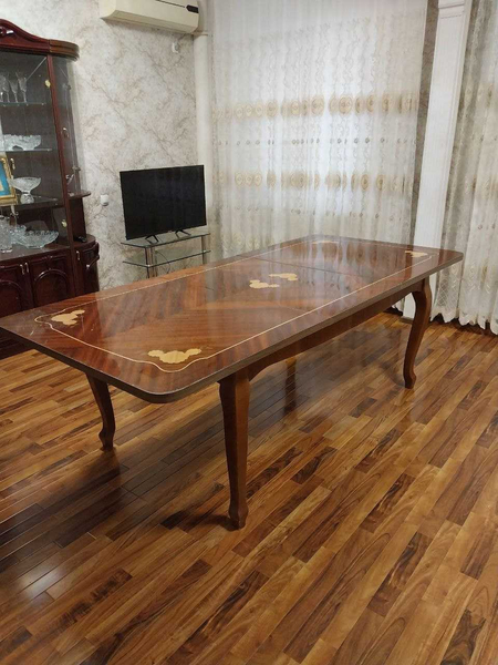 Большой стол в гостиную