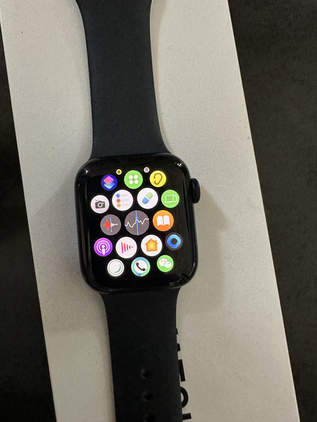 iwatch se2 свой почти новый 100% ёмкость 100% 40mm