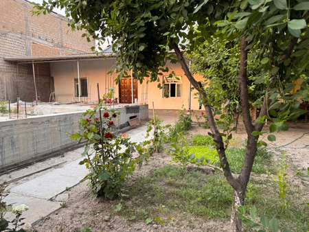 Hovli sotiladi sergelida