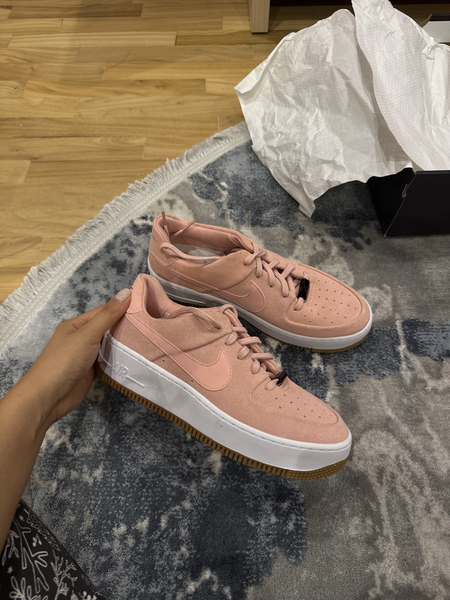Розовые женские кроссовки Nike