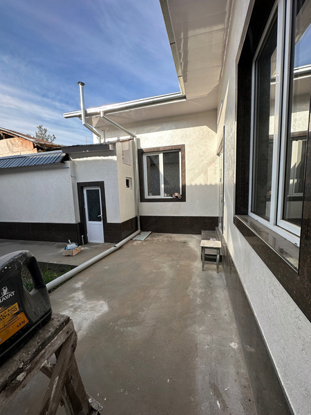 Hovli sotiladi 2.5 sotix