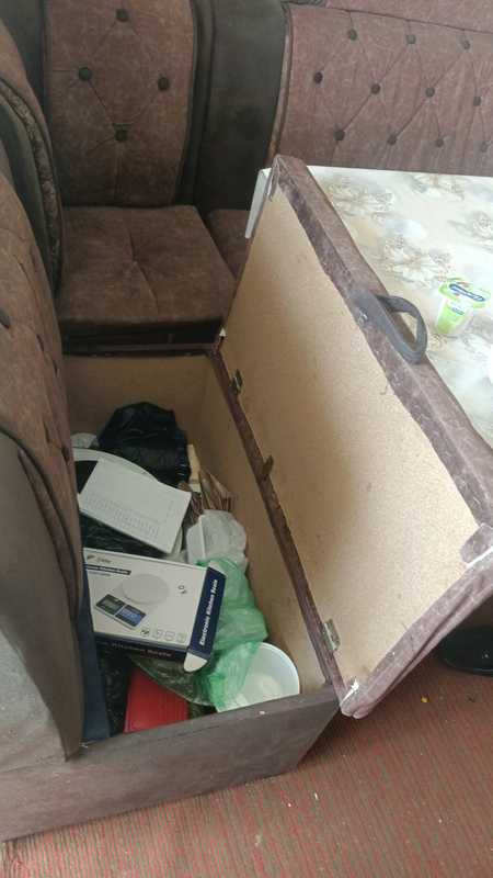 Продам уголок для кухни стол и 2пуфика