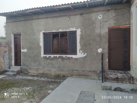 Uy sotiladi. 3 xona. 2 sotix